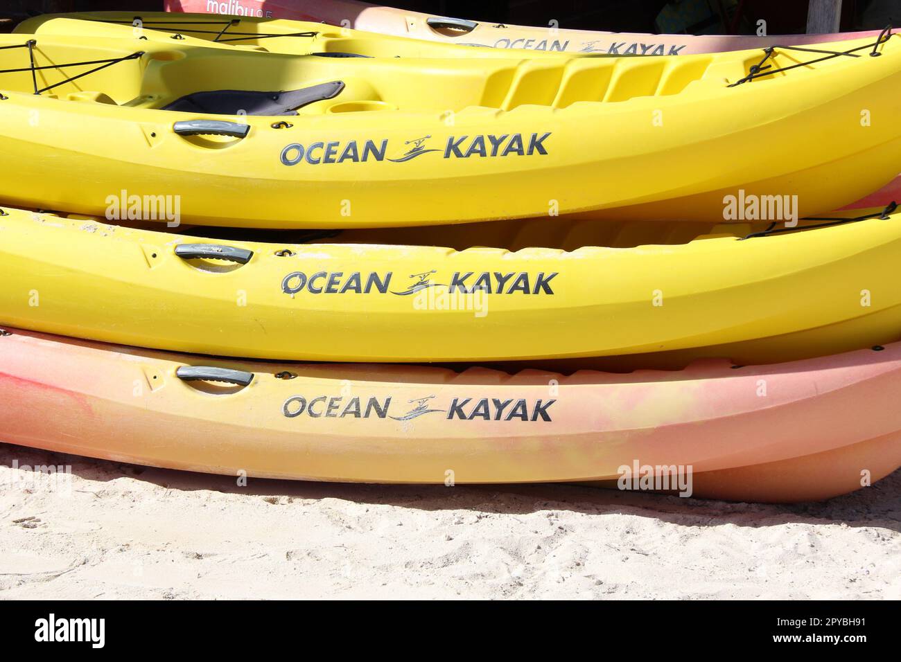 Kayaks sur la plage Banque de photographies et d’images à haute ...