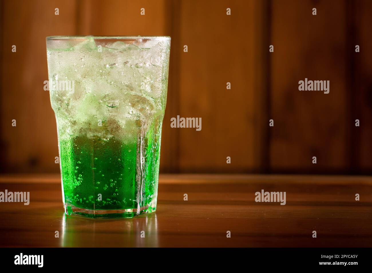 Cocktail avec fond vert Banque de photographies et d’images à haute ...