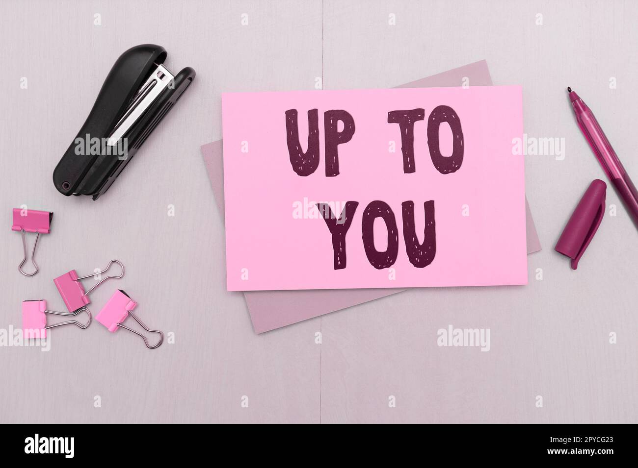 Texte d'écriture jusqu'à vous, idée d'affaires Une personne donnant la ...