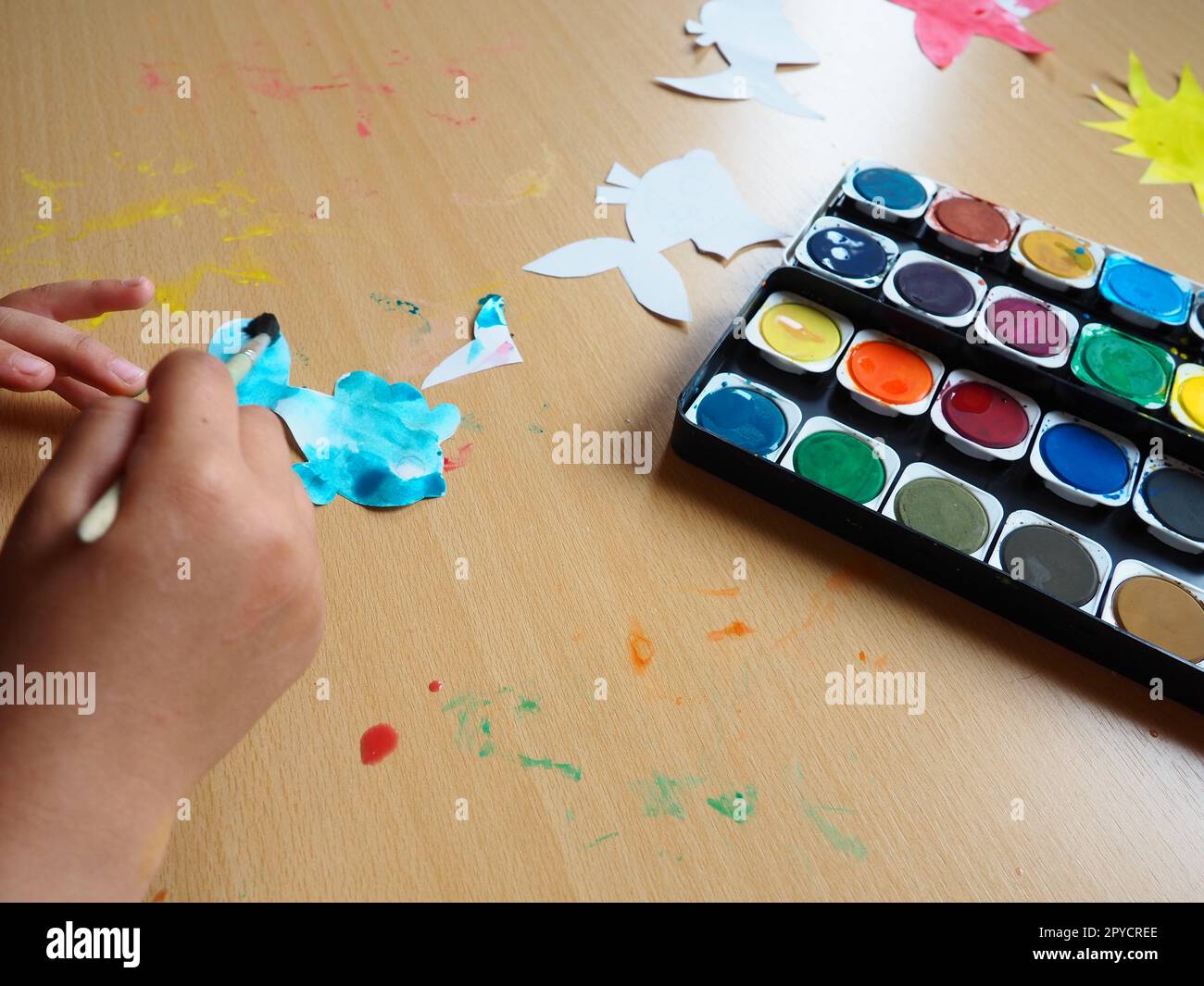 Bureau avec outils de dessin. Ensemble de peintures à l'aquarelle ...