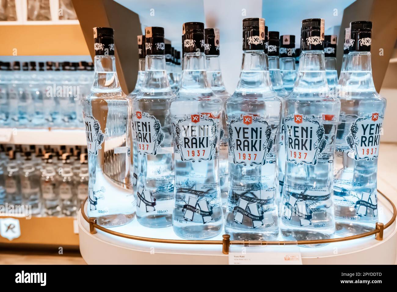 12 janvier 2023, Izmir, Turquie: Yeni Raki - boisson alcoolisée turque ...