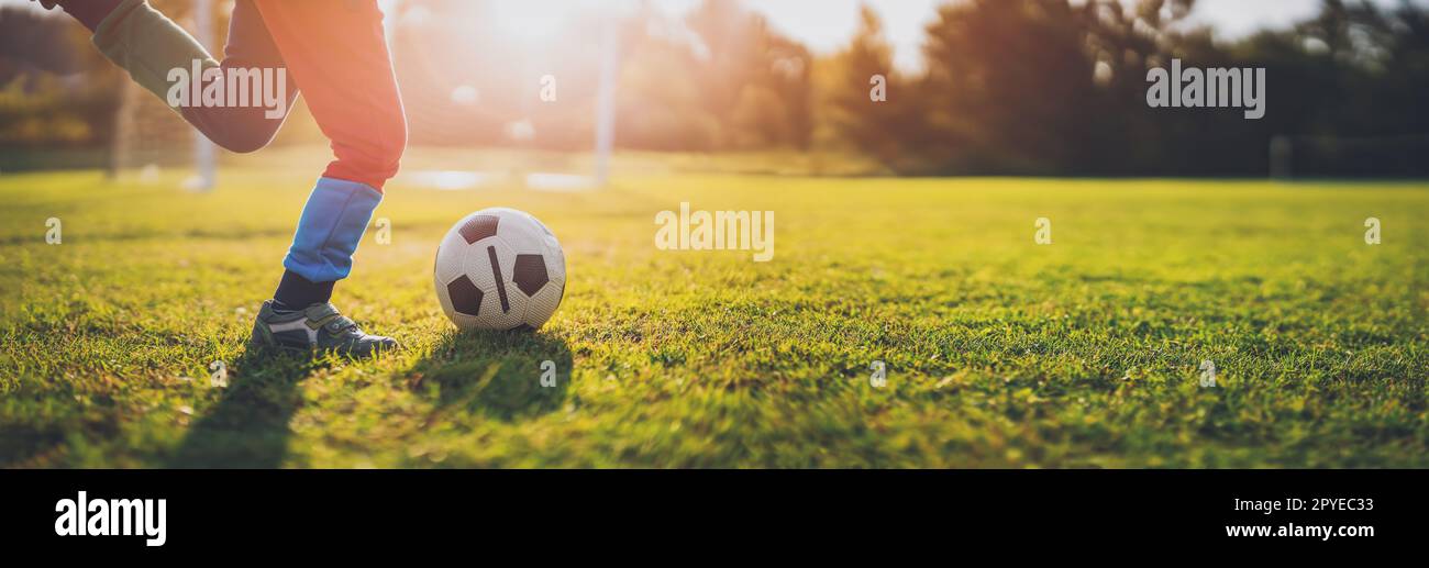 Enfant qui joue au foot Banque de photographies et d’images à haute ...