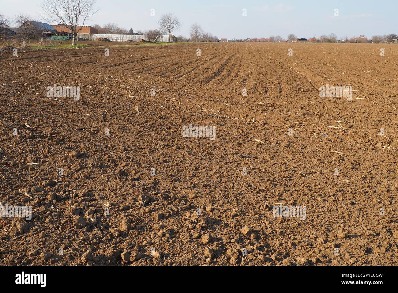 Terrain arable prêt pour les travaux agricoles de printemps. Sillons du ...