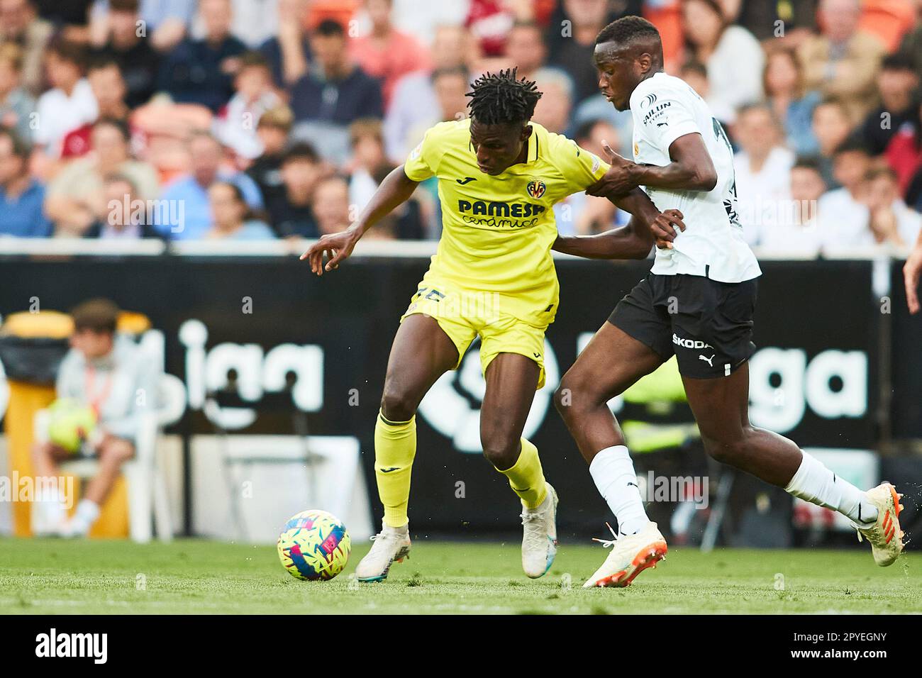Nicolas Jackson (Villarreal CF, #15) et Mouctar Diakhaby (Valencia CF ...