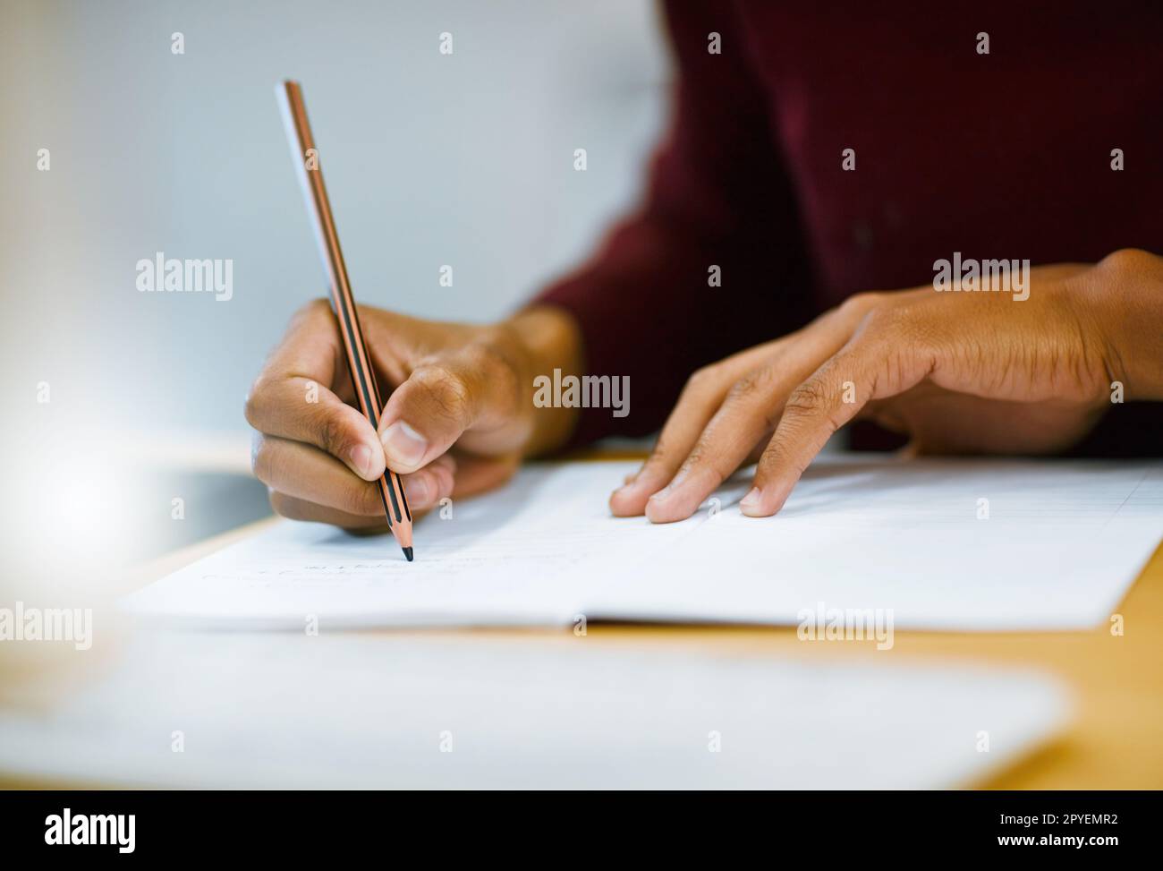 Je dois noter toutes les notes importantes. un étudiant méconnaissable ...