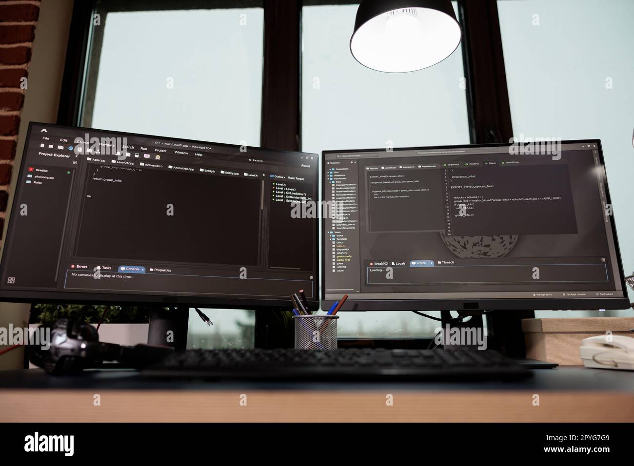 Plusieurs moniteurs exécutant la programmation de code html dans un ...