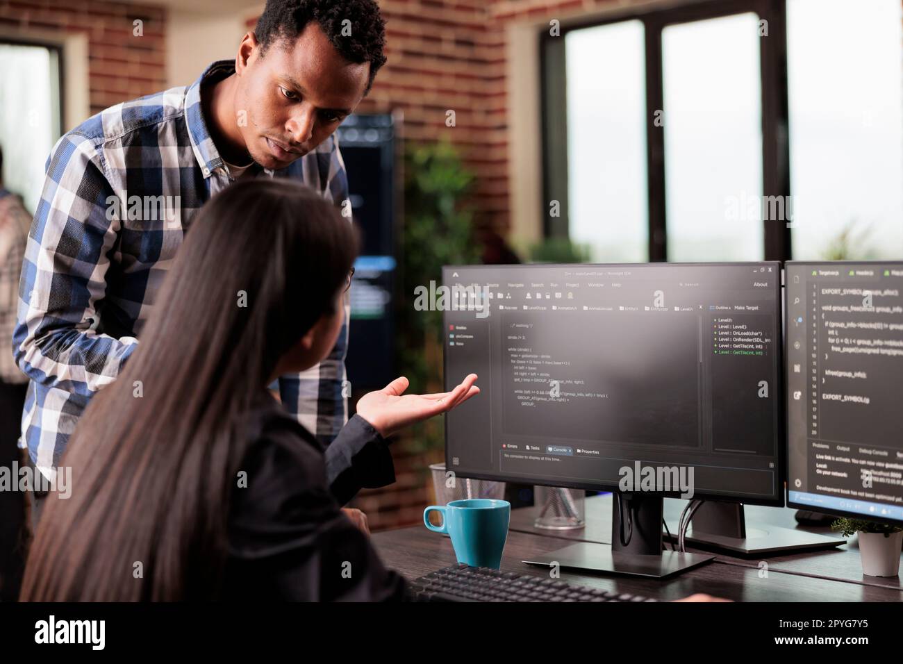 Les ingénieurs système utilisent du code binaire pour créer des scripts ...