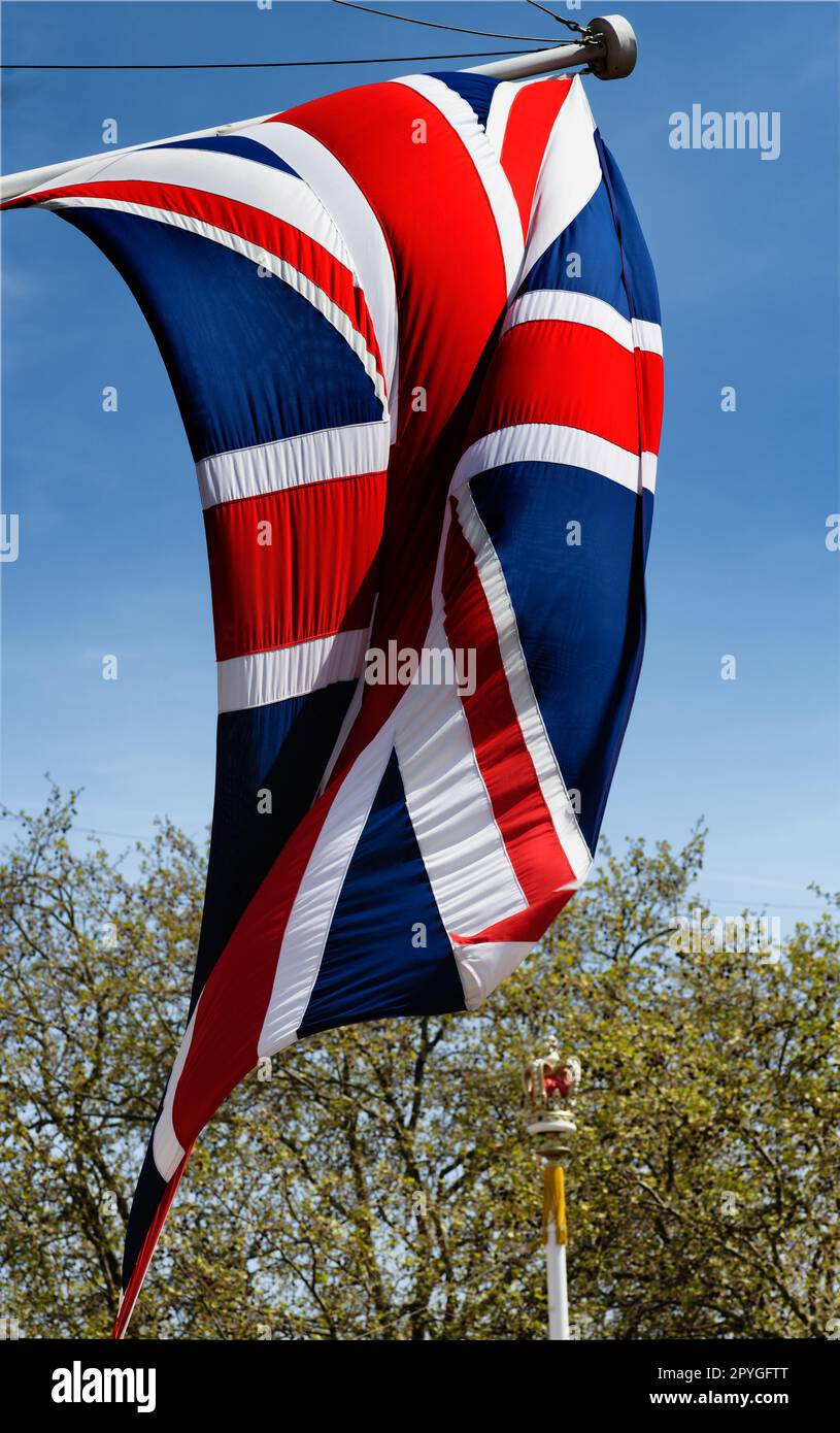 L'Union Jack, le drapeau britannique, volant dans le Mall, la route de Buckingham Palace, pour ...