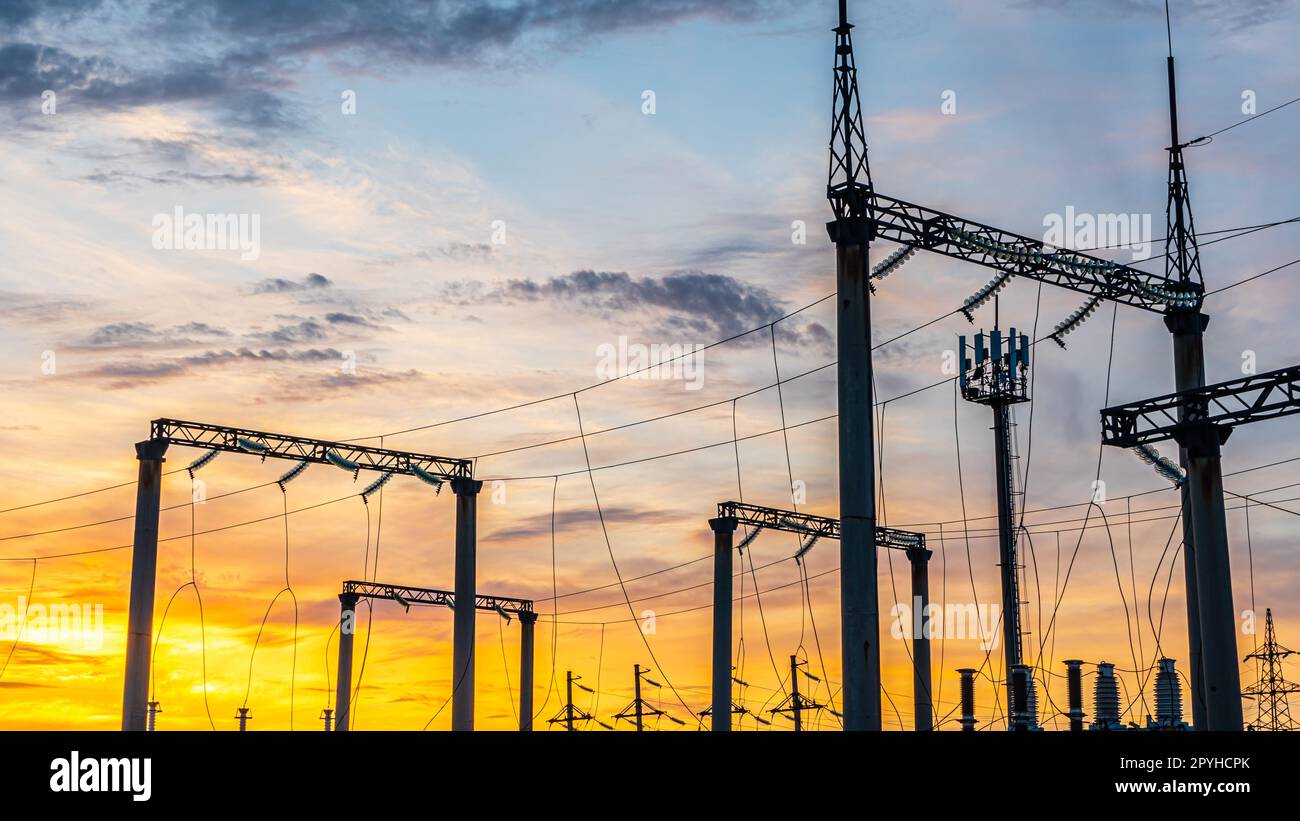 Production de combustible et d'électricité.réseaux électriques avec fils et transformateurs au ...