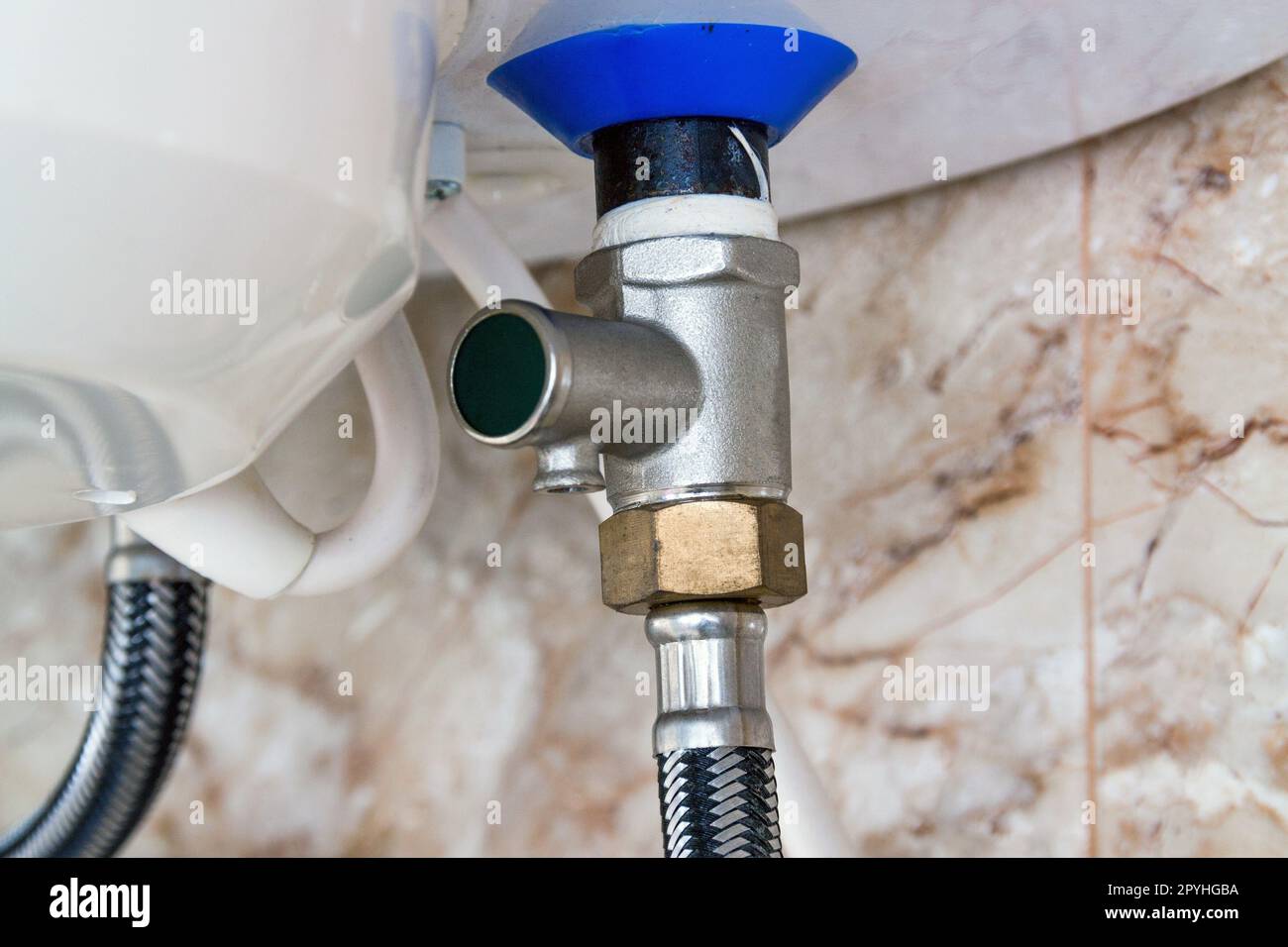 Raccords de flexible du réservoir et du réservoir d'eau chaude Photo ...