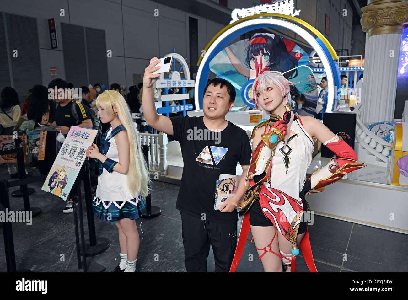 SHANGHAI, CHINE - 3 MAI 2023 - les cojoueurs de stand posent avec les visiteurs à l'exposition ...