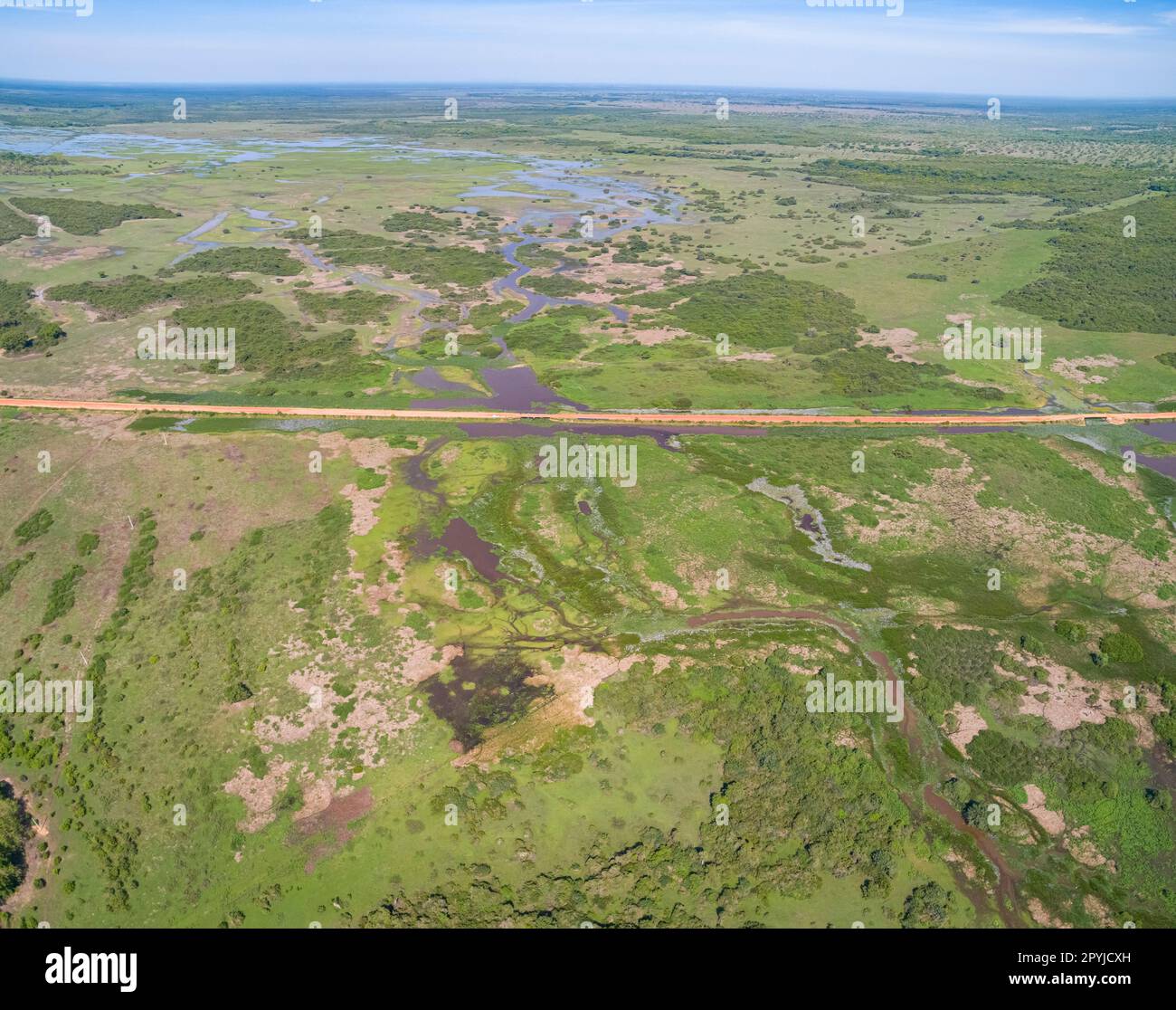 Vue aérienne de Transpantaneira route de terre traversant un lagon au ...