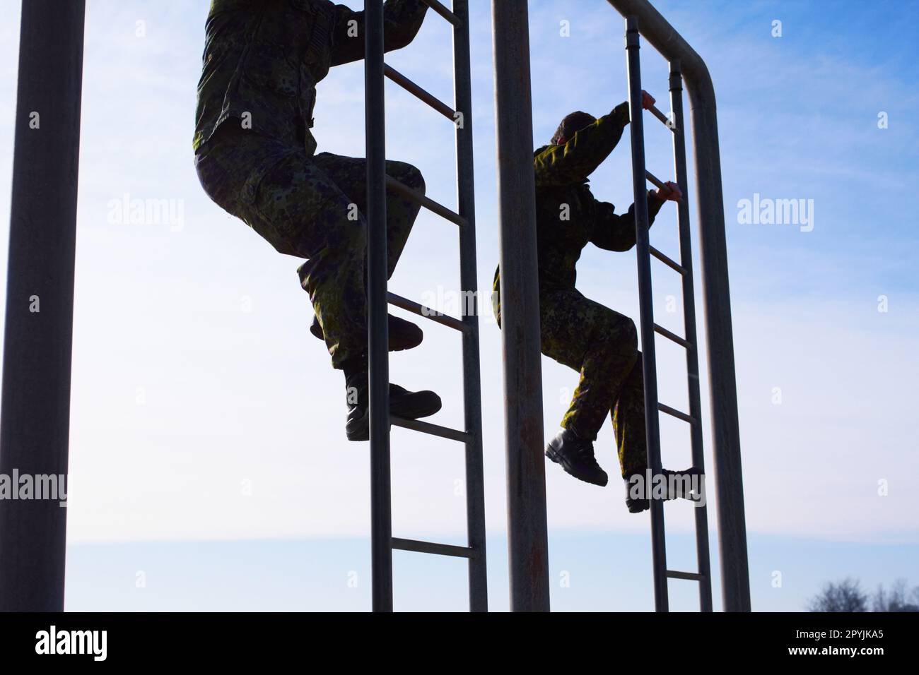 Soldat en entraînement, militaires et escalade d'une échelle sur un ...