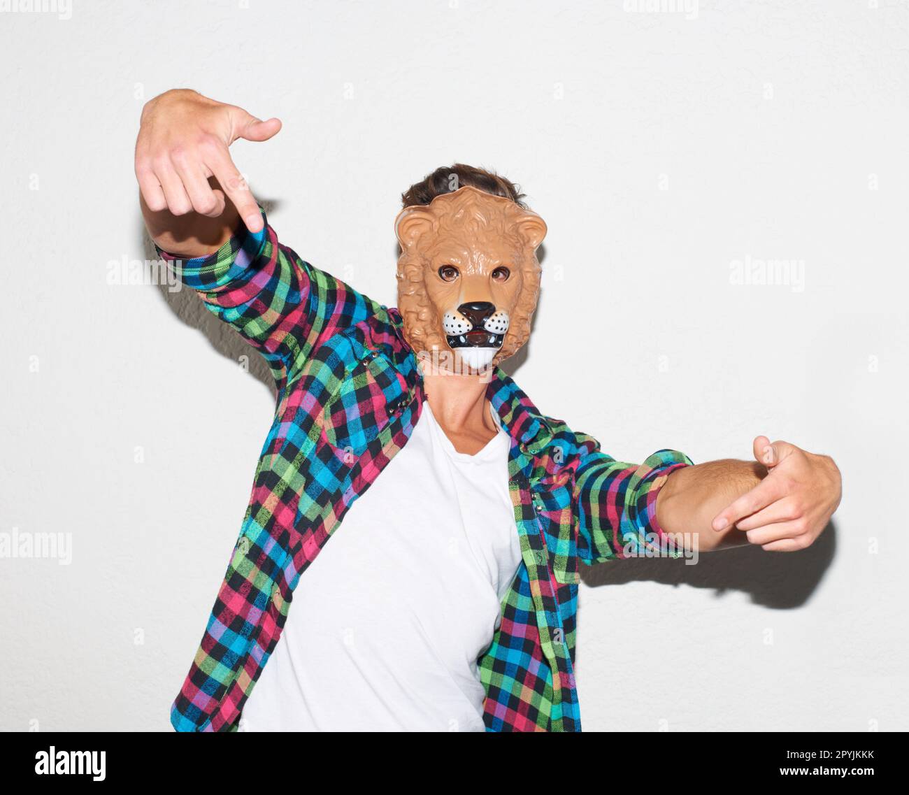 Masque d'animal, geste de main et un homme en studio avec une attitude ...