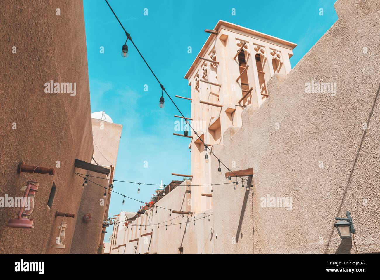 Les rues du quartier Al Fahidi et la tour à vent arabe traditionnelle ...