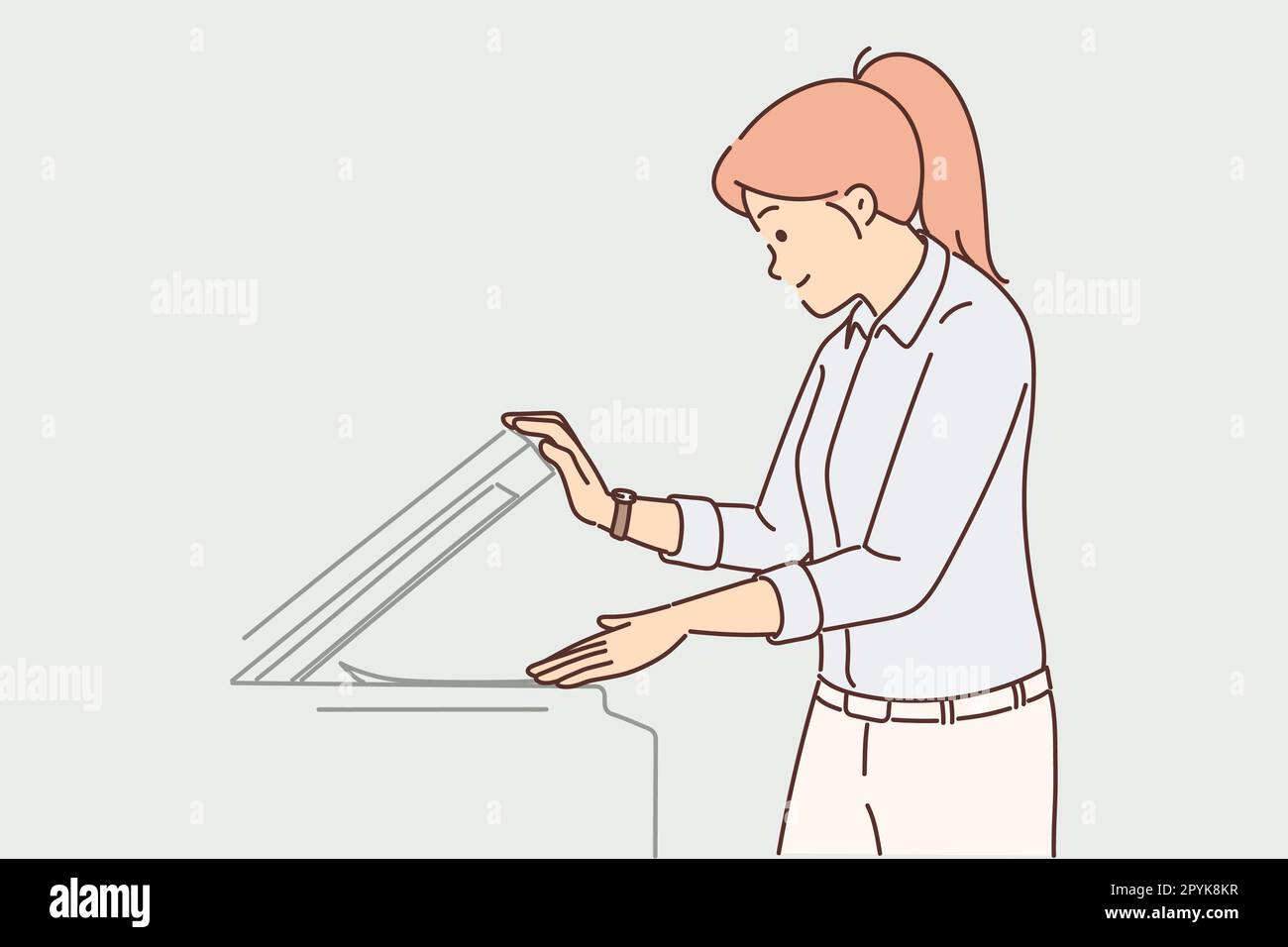 Une employée de bureau utilise un photocopieur pour numériser un ...