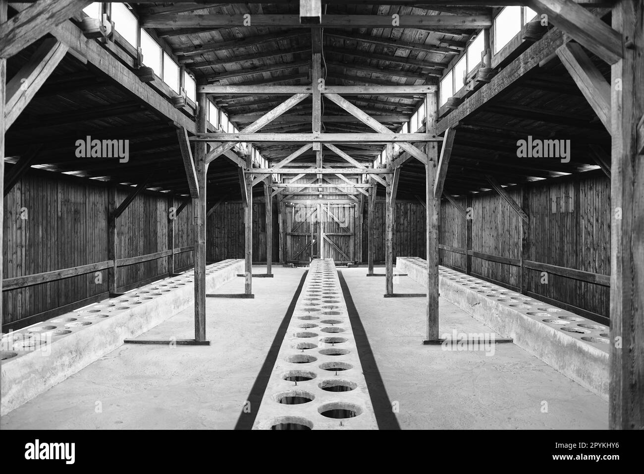 L'intérieur inhumain des casernes du camp de concentration d ...
