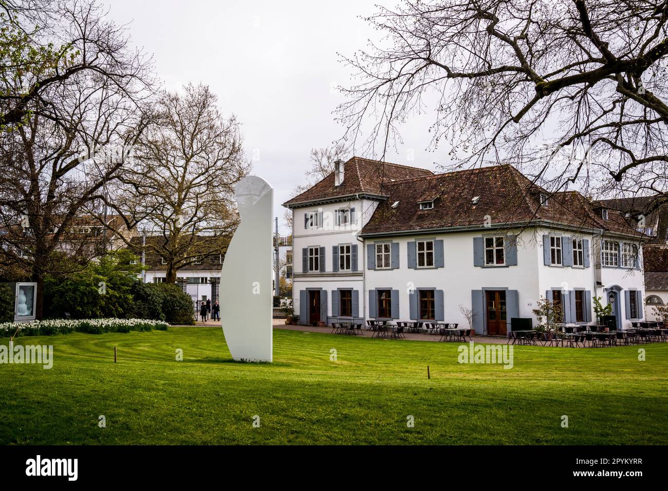 Sculpture White Curves, (2002), en aluminium blanc, par Ellsworth Kelly ...