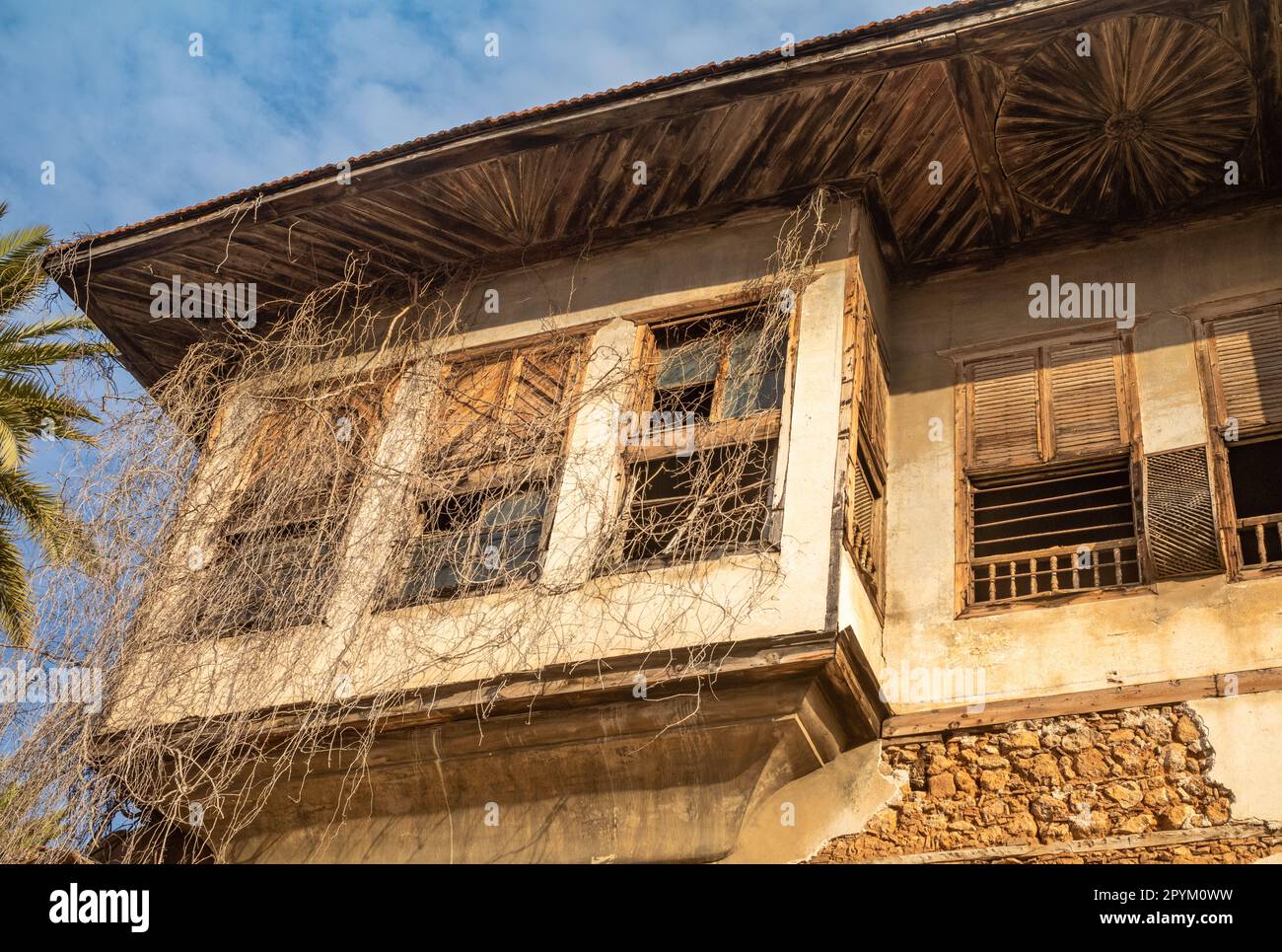 Une maison de style ottoman en ruine dans la vieille ville de Kalechi à ...