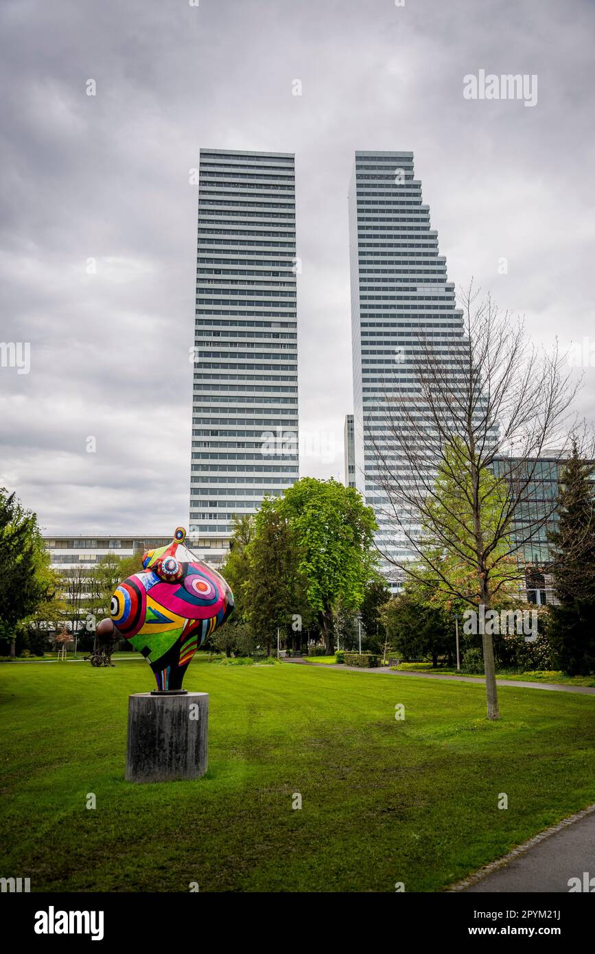 La statue de Nana de Niki de Saint Phalle dans le jardin du musée ...