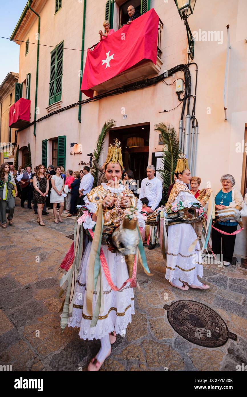 baile de las Aguilas y de Sant Joan Pelos, baile médiéval originario de ...