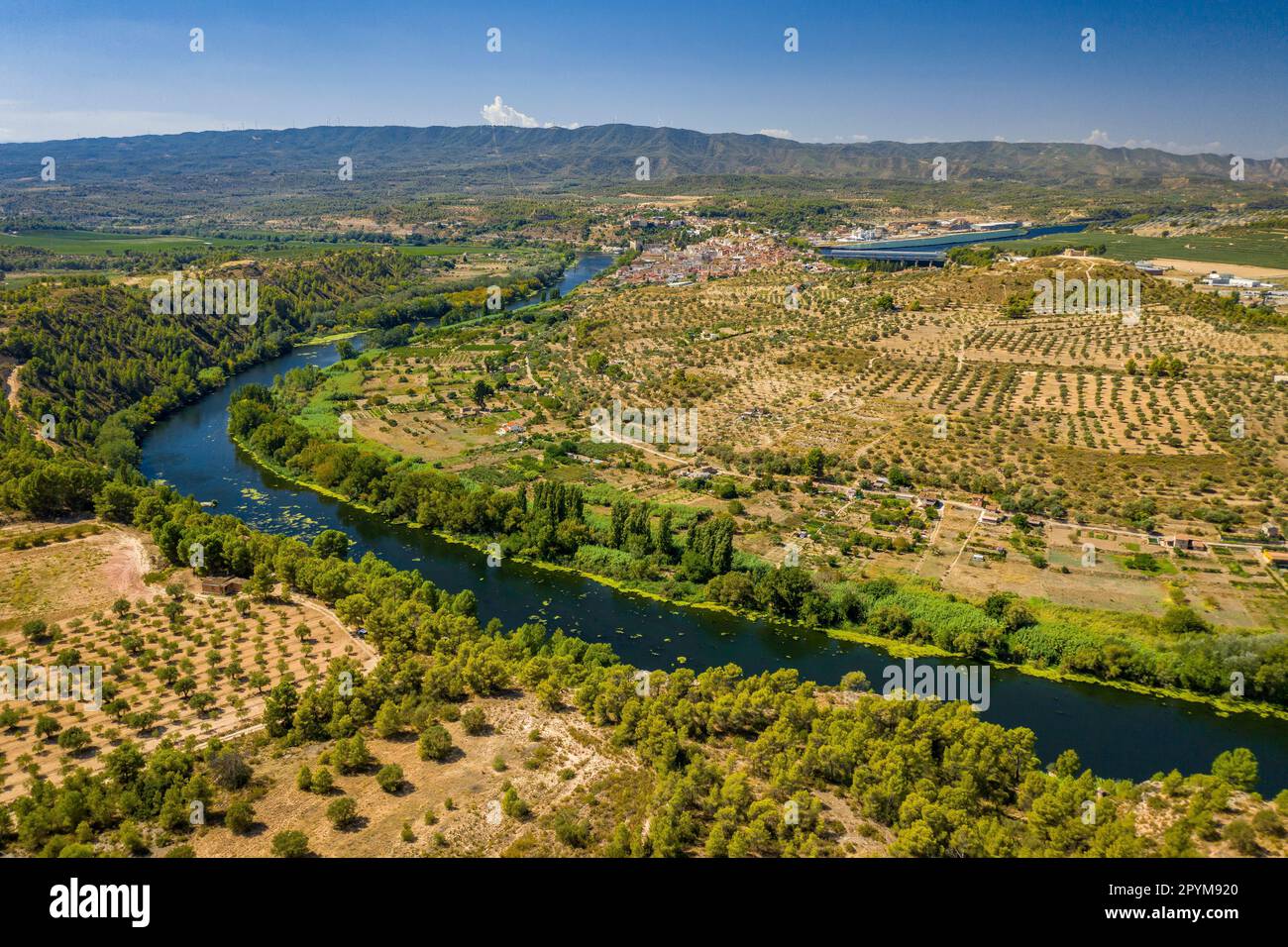 Vue aérienne du méandre de Flix, où la rivière Ebro forme un grand ...