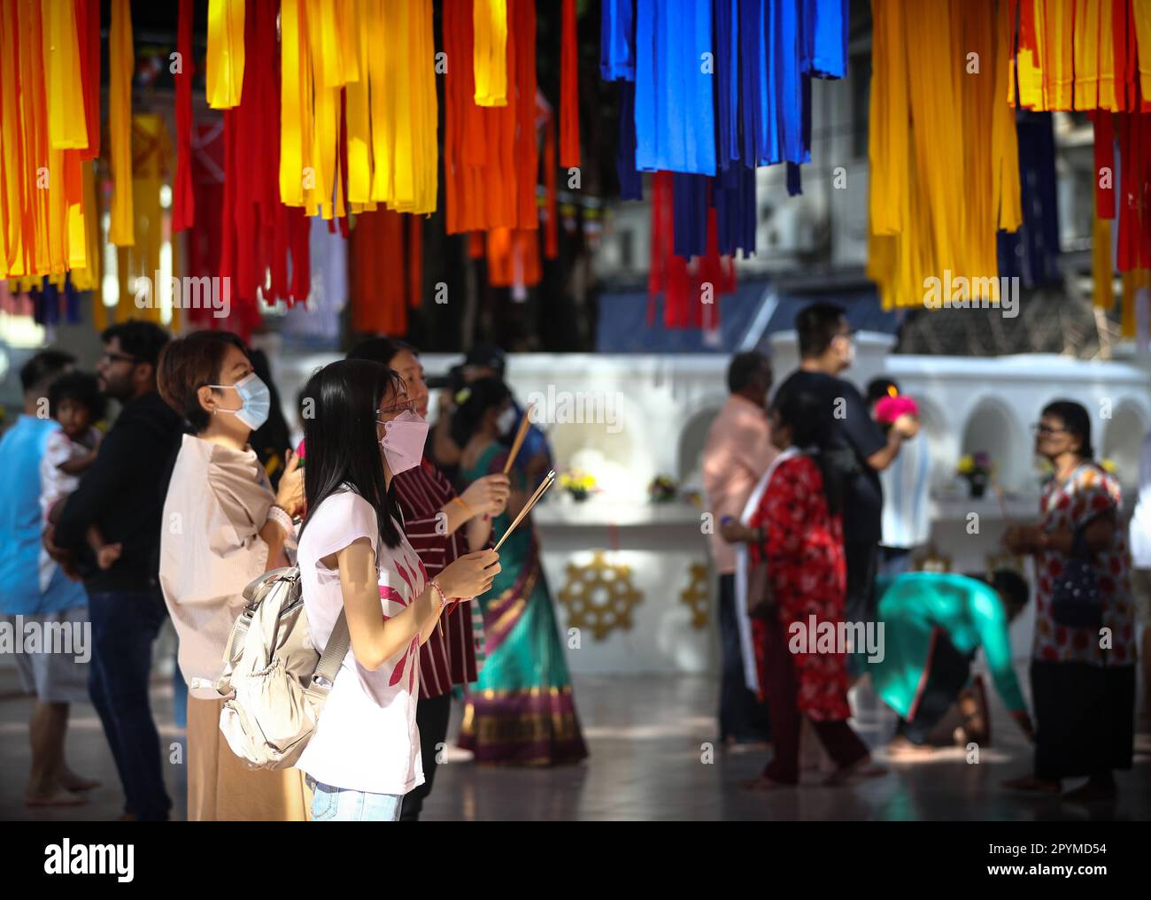 Les dévotés prient lors des célébrations de la fête du Wesak au temple ...