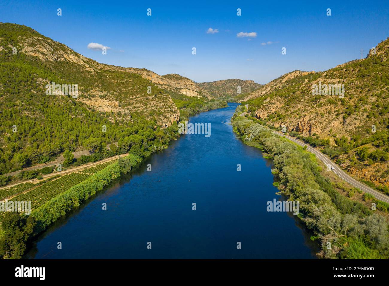 ENG: Vue aérienne de la gorge pas de l'ASE avec la vallée formée par la ...