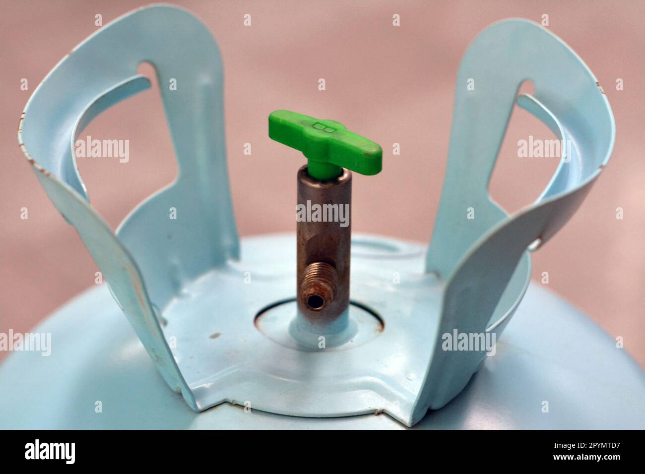 Une bouteille de gaz Freon remplie de gaz incolore à température ...