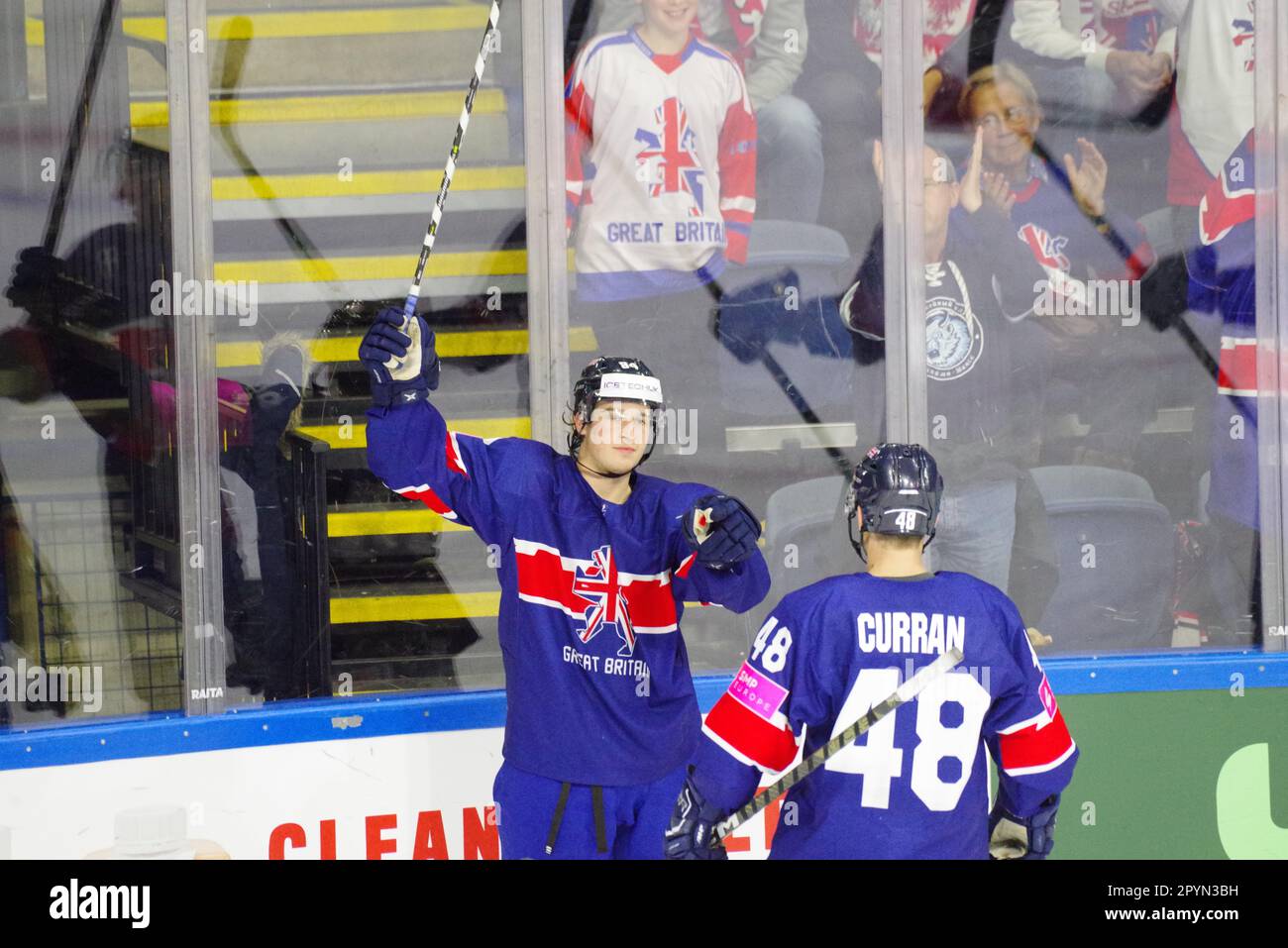 Nottingham, le 30 avril 2023. Cade Neilson élève son bâton pour ...