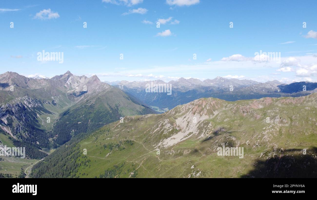 Un paysage paisible de crêtes de montagne, de vallées et de ciel rempli ...