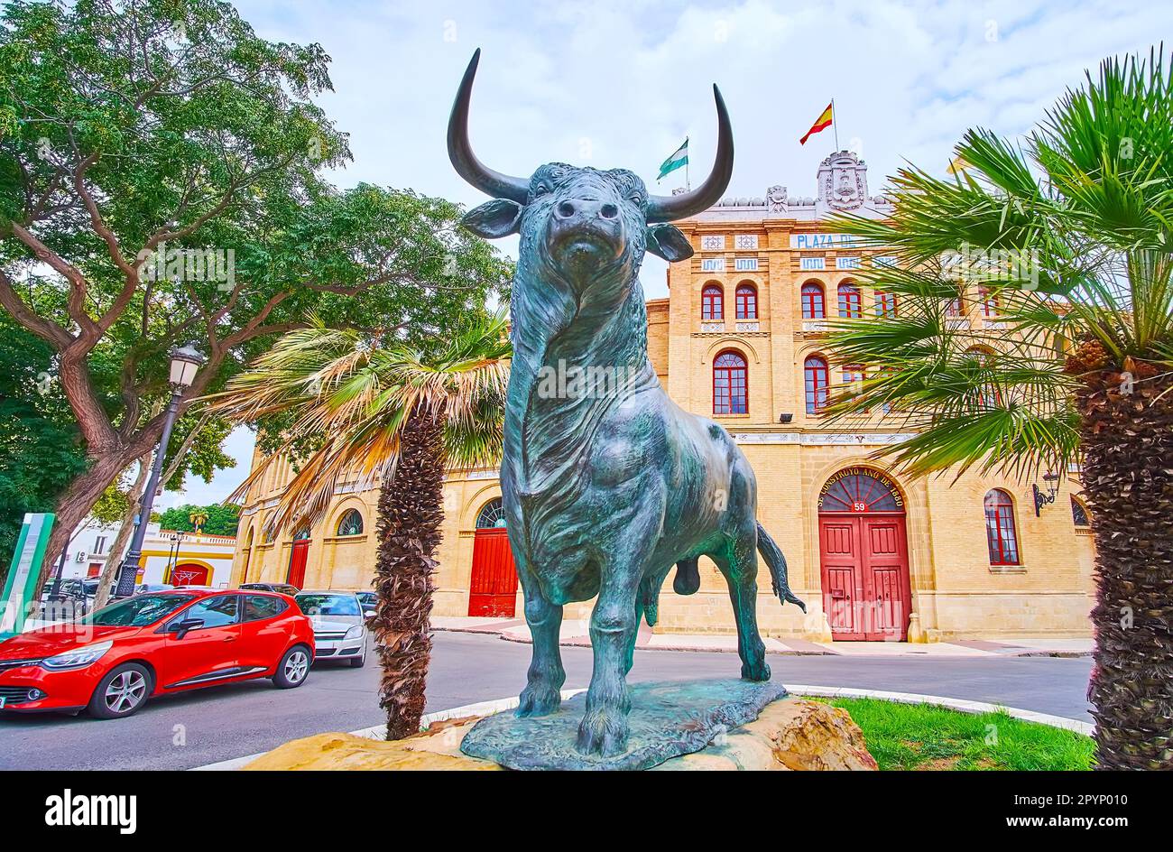 La magnifique statue de taureau en bronze sur la Plaza de Toros contre ...