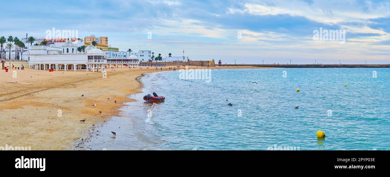 Panorama de la plage de la Caleta avec bâtiment à pilotis du centre ...