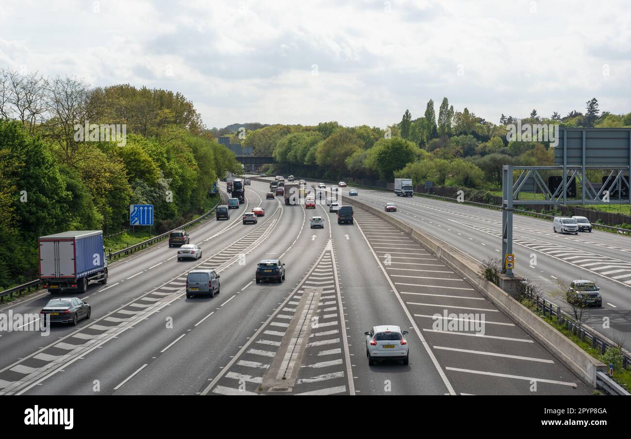 Trafic sur la M3 à l'échangeur de Thorpe. Les autoroutes M3 et M25 se ...