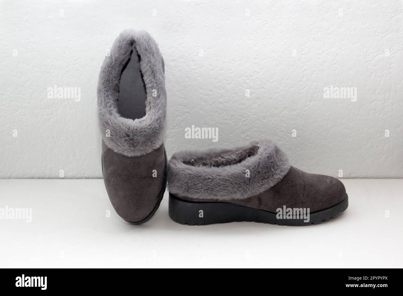 Les chaussures de type pantoufles grises confortables rembourrées à l ...