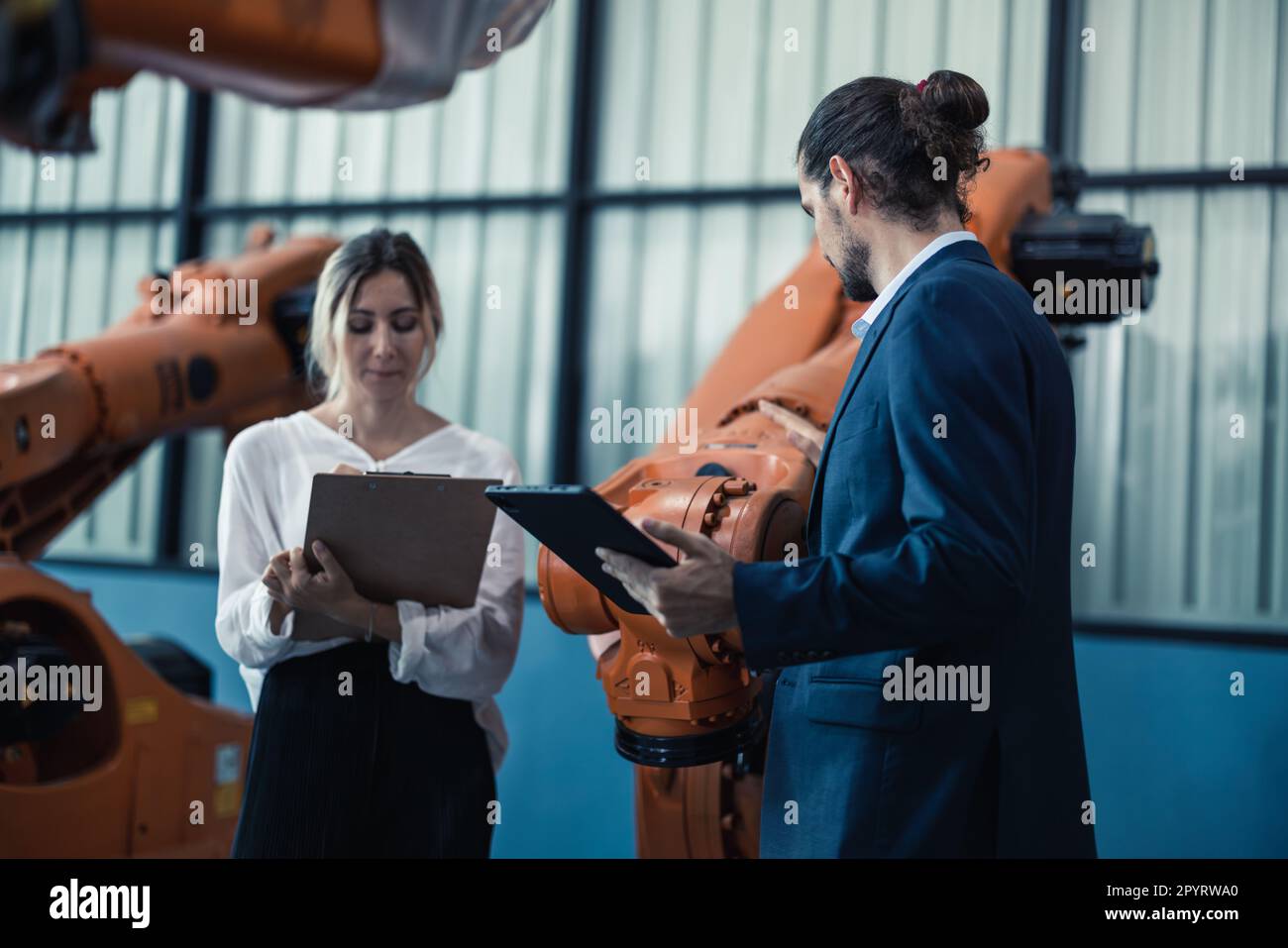 Le propriétaire de l'usine robotique explique, discute de la ...