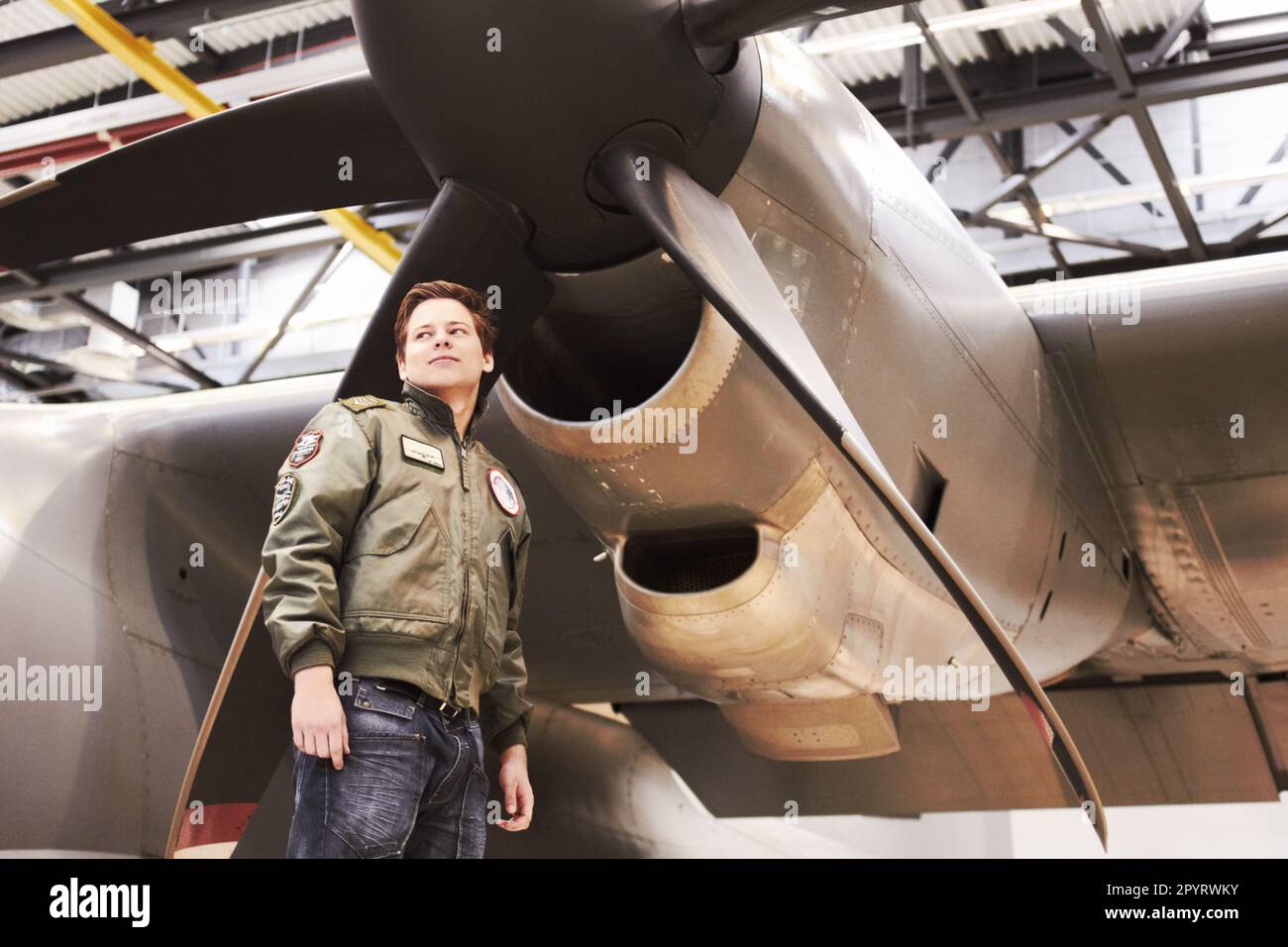 Armée, avion et homme pilote ou avion de combat ou bas angle devant l ...