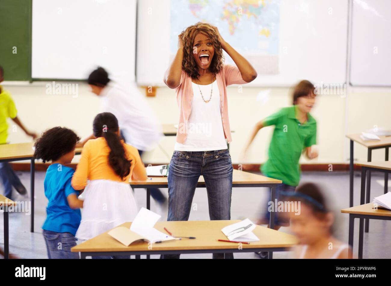 Stress, prof hurlant et femme noire en classe avec des enfants qui coulent autour. Éducation ...