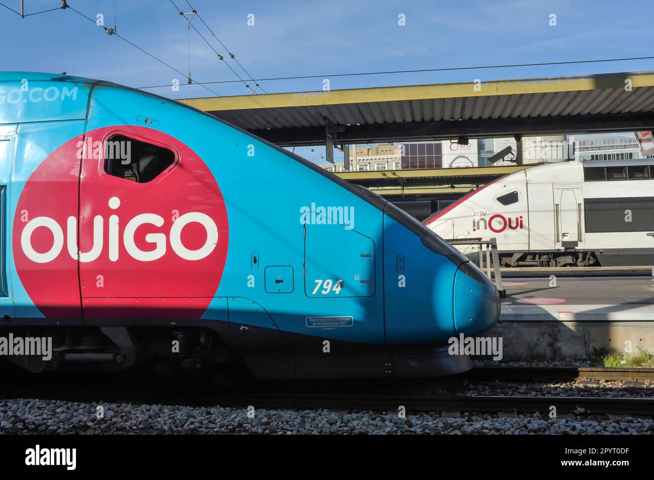 PARIS (75) 12 EME ARRONDISSEMENT. GARE DE LYON. TRAIN TGV OUIGO, LA FILIALE LOW COST DE LA SNCF ...