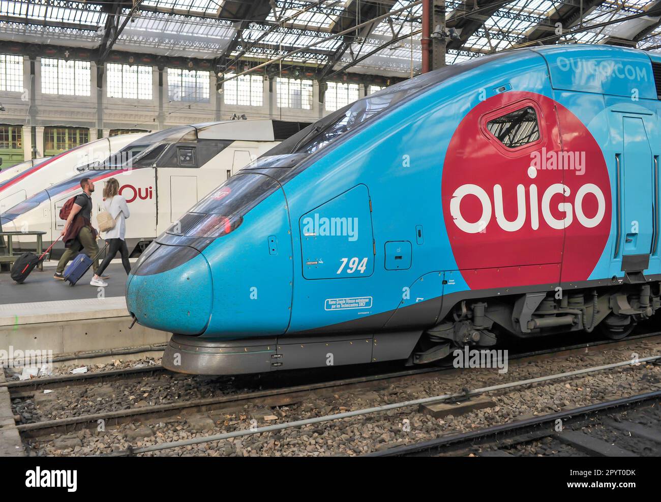 PARIS (75) 12 EME ARRONDISSEMENT. GARE DE LYON. TRAIN TGV OUIGO, LA FILIALE LOW COST DE LA SNCF ...