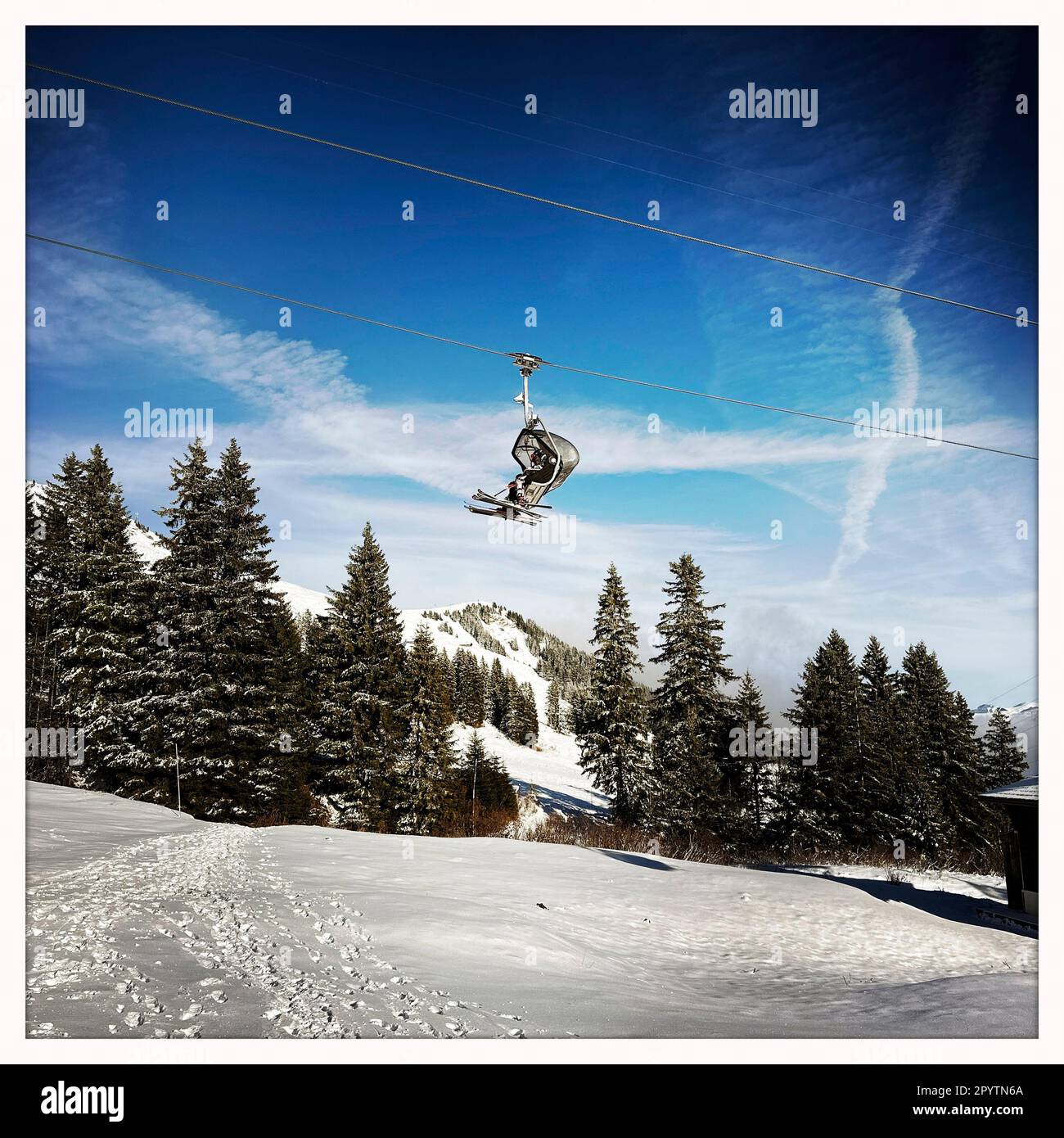 DE LA SÉRIE ADELBODEN téléphérique dans la neige en face du paysage ...
