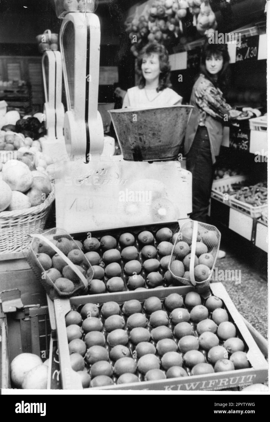 Stand de fruits et légumes Banque d'images noir et blanc - Alamy