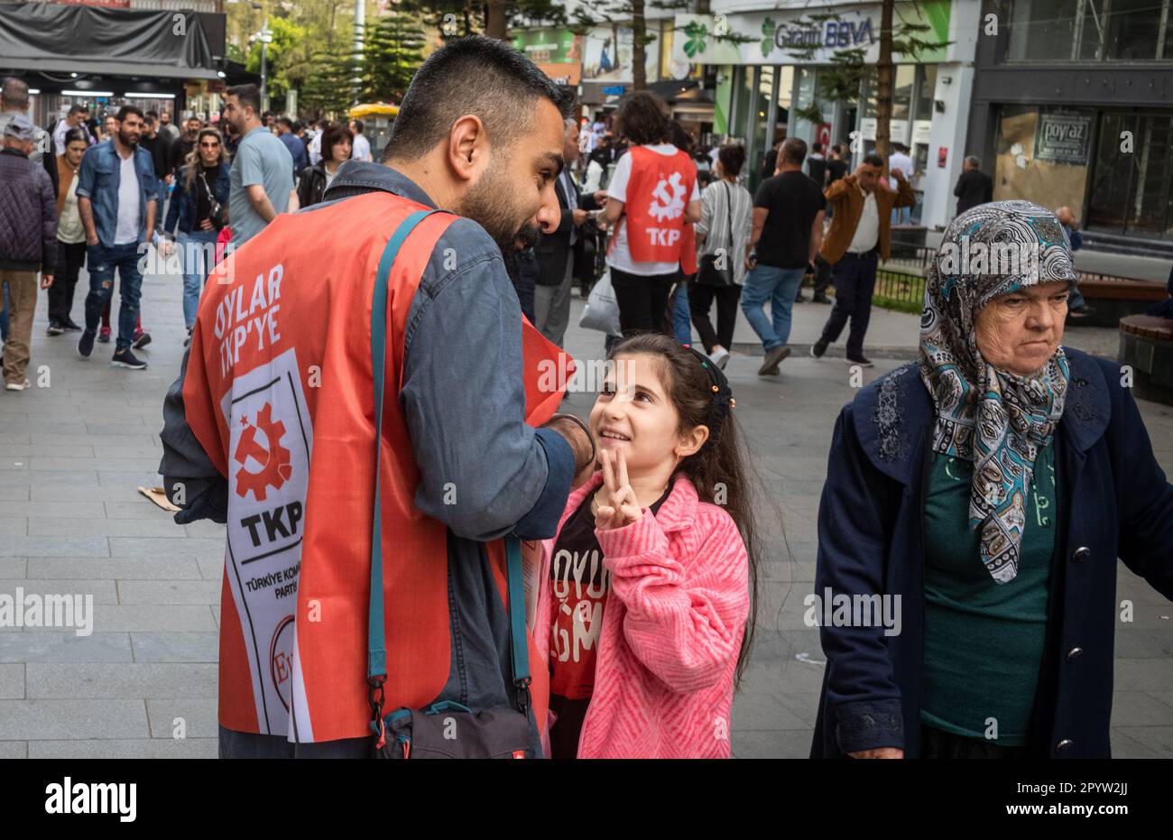 Dans une rue commerçante animée d'Antalya, en Turquie (Turkiye), un ...