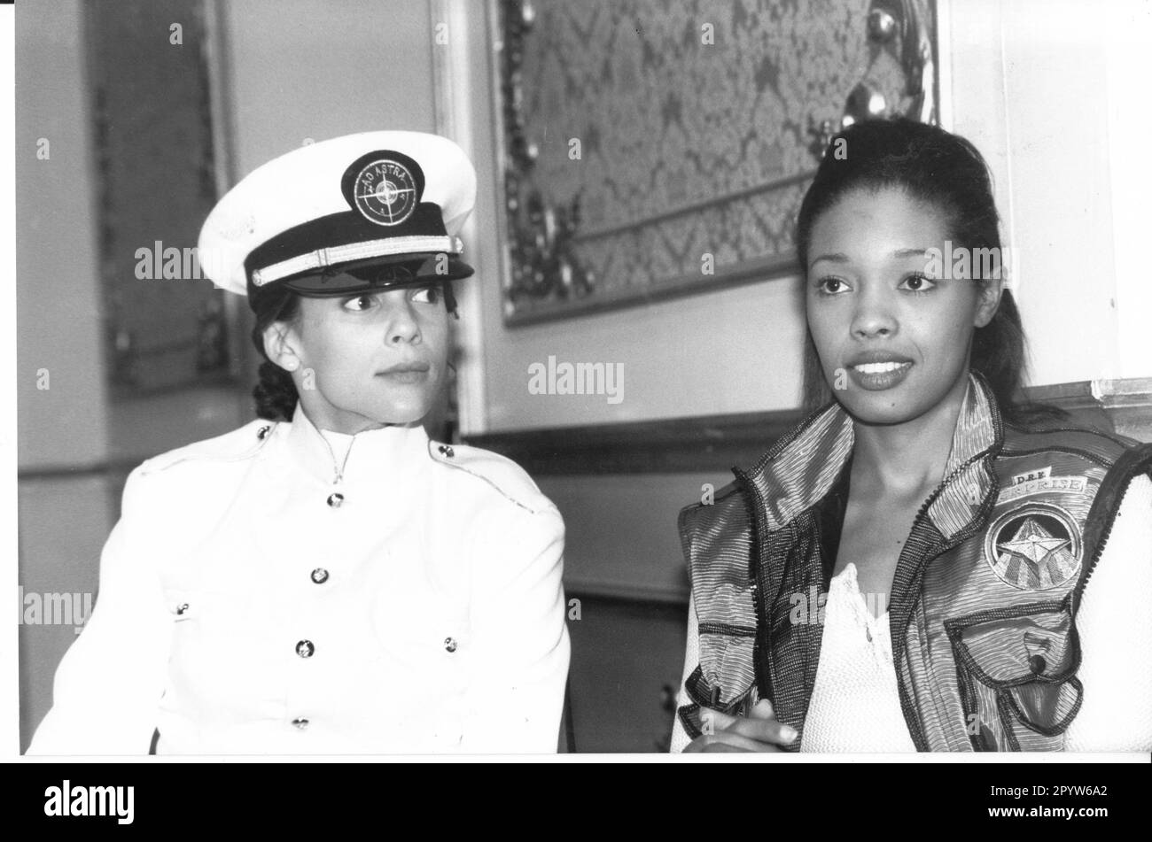 'Actrice Jennifer Bransford (l.) et Tembi Locke dans 'Star Command. Début du tournage de la ...