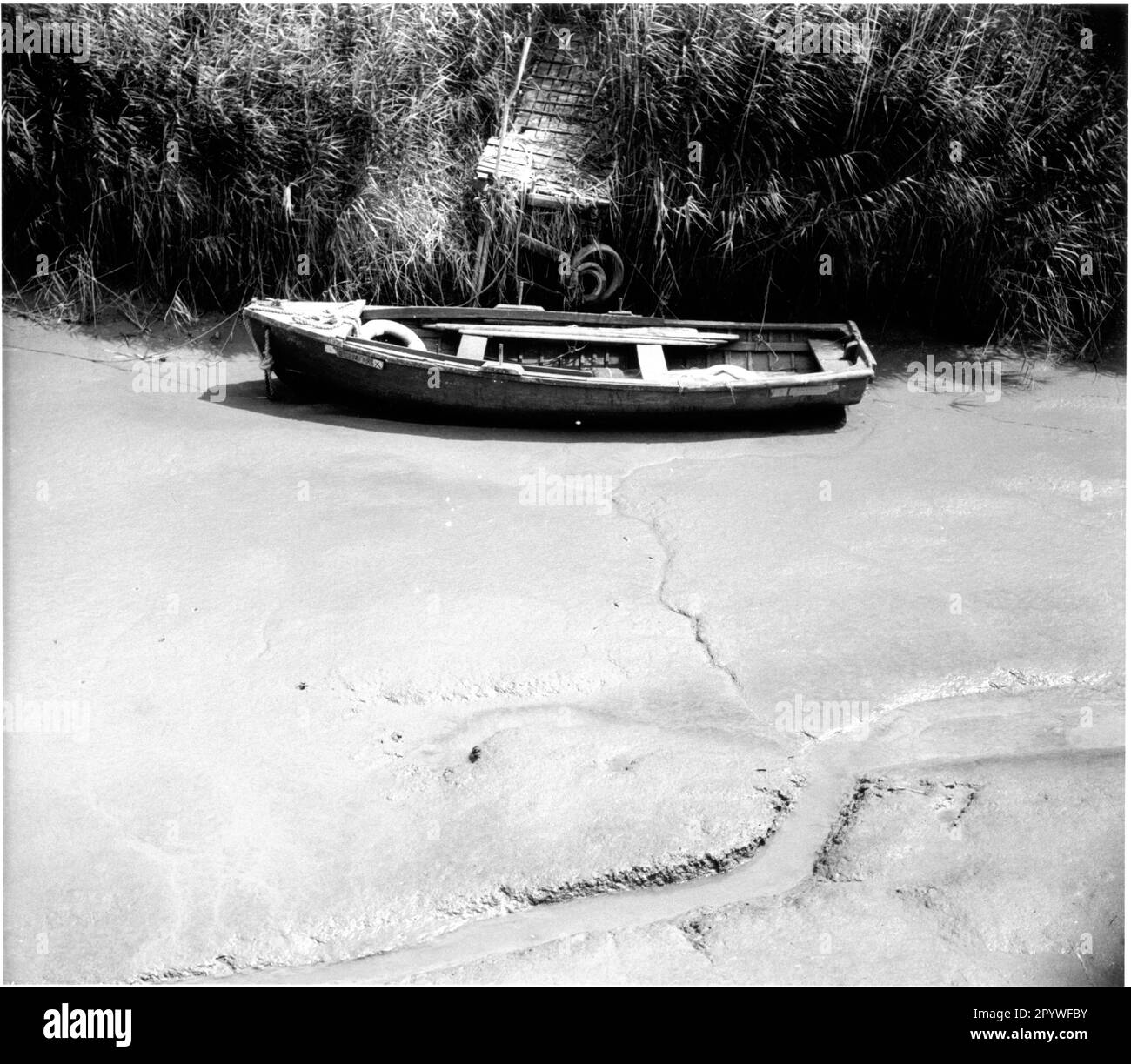 France, Médoc, Port de Goulee. Paysage. Bateau amarré sur le canal ...