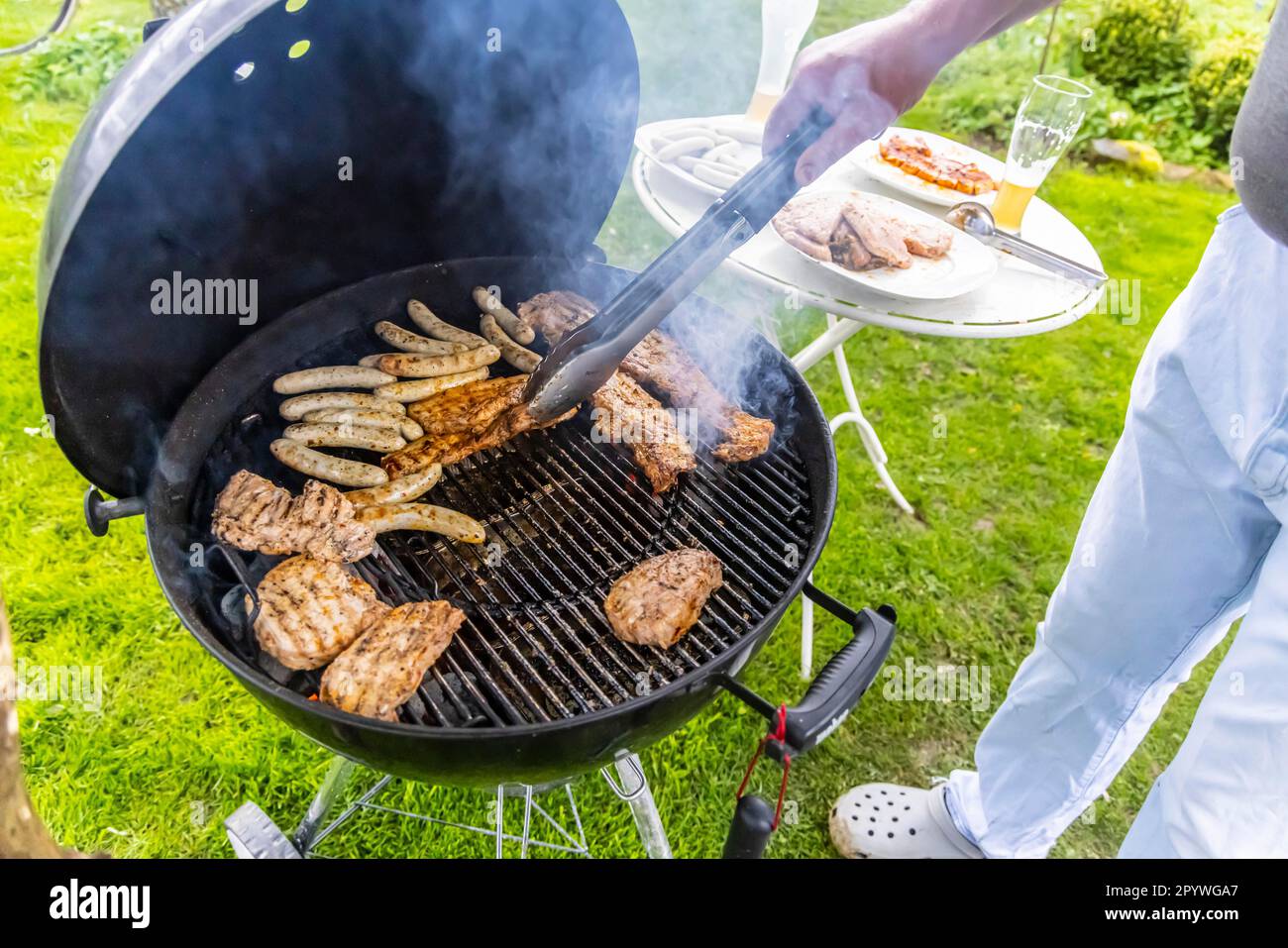Barbecue dans le jardin, steaks et saucisses sur un grill, Stuttgart ...