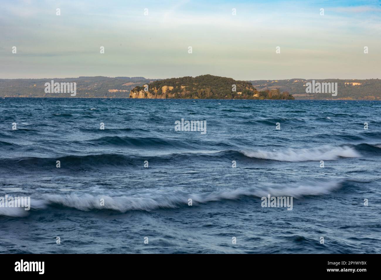 Vagues dynamiques du lac de Bolsena : les eaux vibrantes du lac de ...