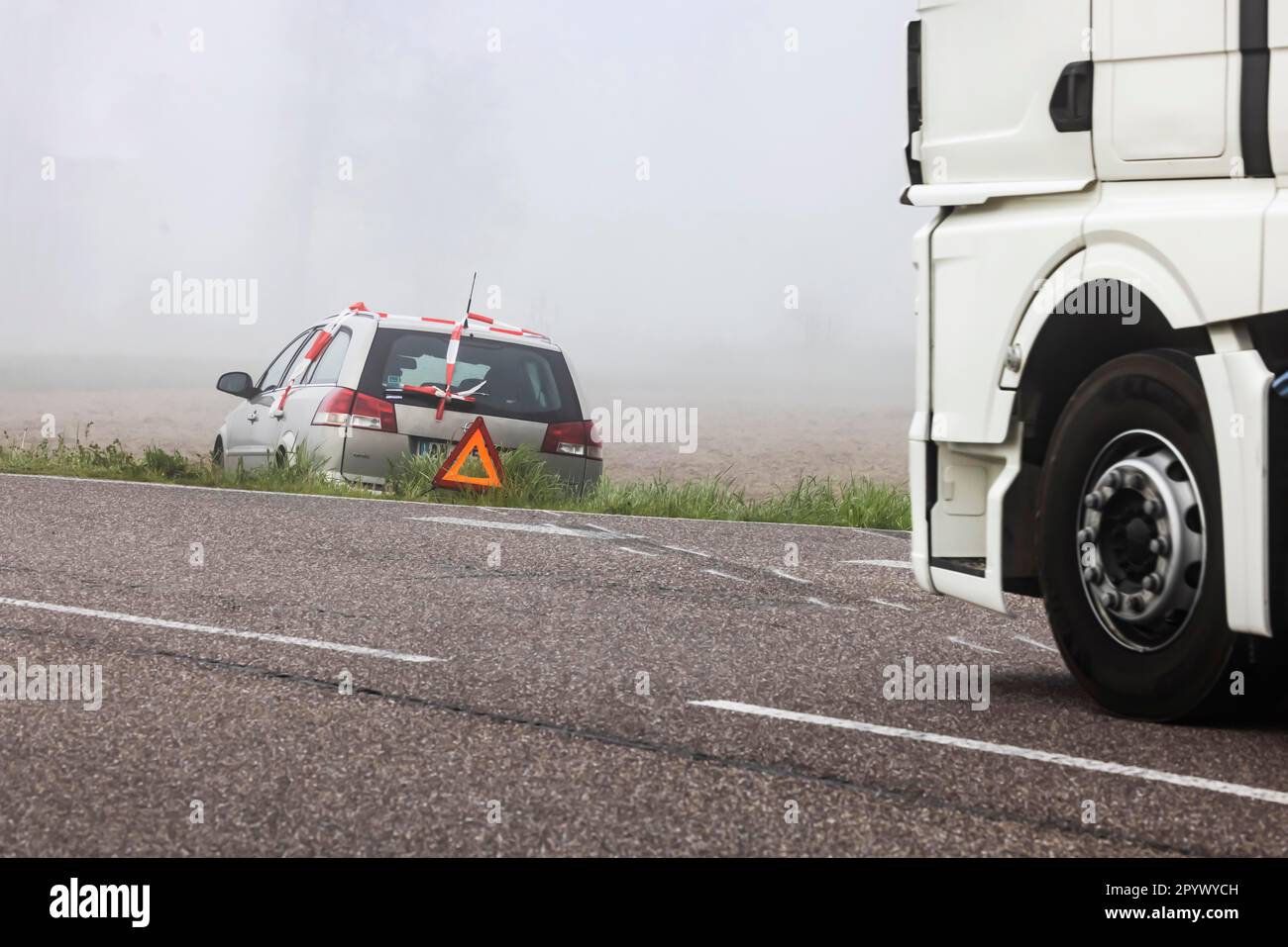 Une voiture dans un pré, un accident avec triangle d'avertissement, des ...
