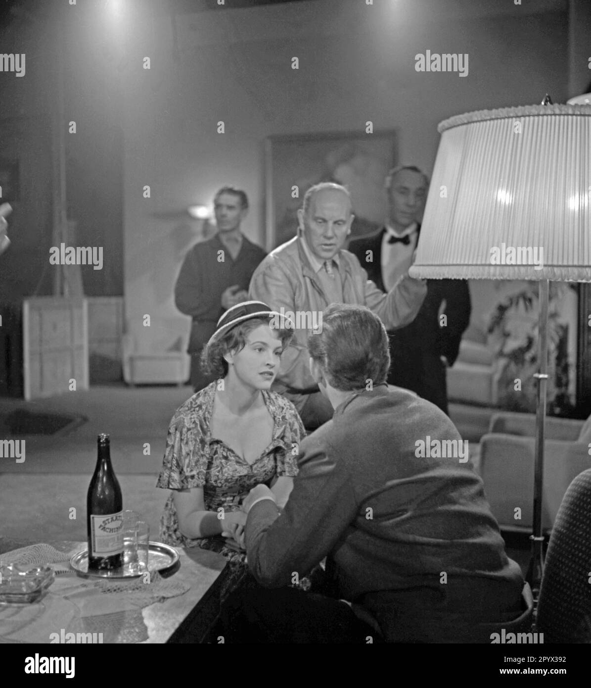 'L'image montre le tournage du film ''Eva im Frack'' de l'année 1951 ...