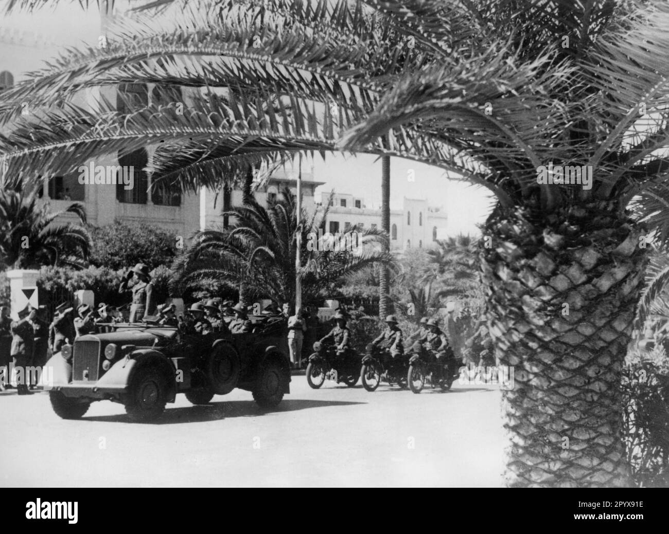 Défilé des Korps allemands d'Afrika à Tripoli. Les troupes passent sur ...